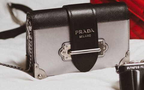 História da moda: conheça mais sobre como começou a icônica marca Prada ...